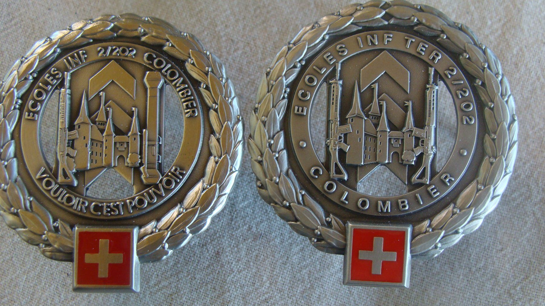 2 insignes Colombier Différents ! (D'occasion) à Cuarny pour CHF 10 ...