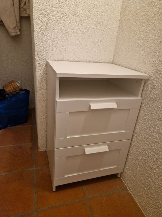 Weisses Nachttischli mit 2 Schubladen und offenem Fach (Gebraucht) in Gossau ZH für CHF 8 – nur ...