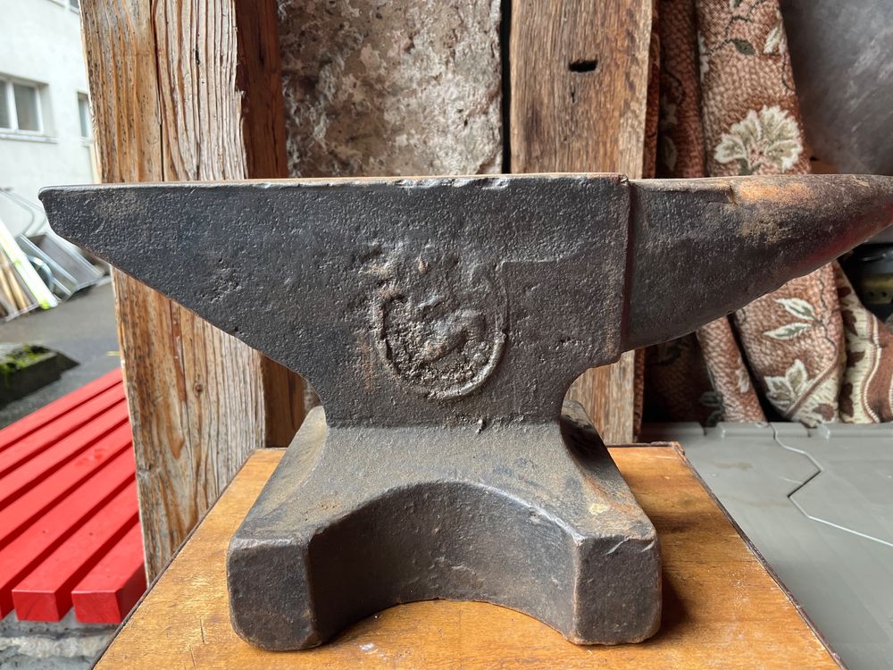 Großer Antiker Amboss (Gebraucht) in Brienz BE für CHF 210 – nur ...