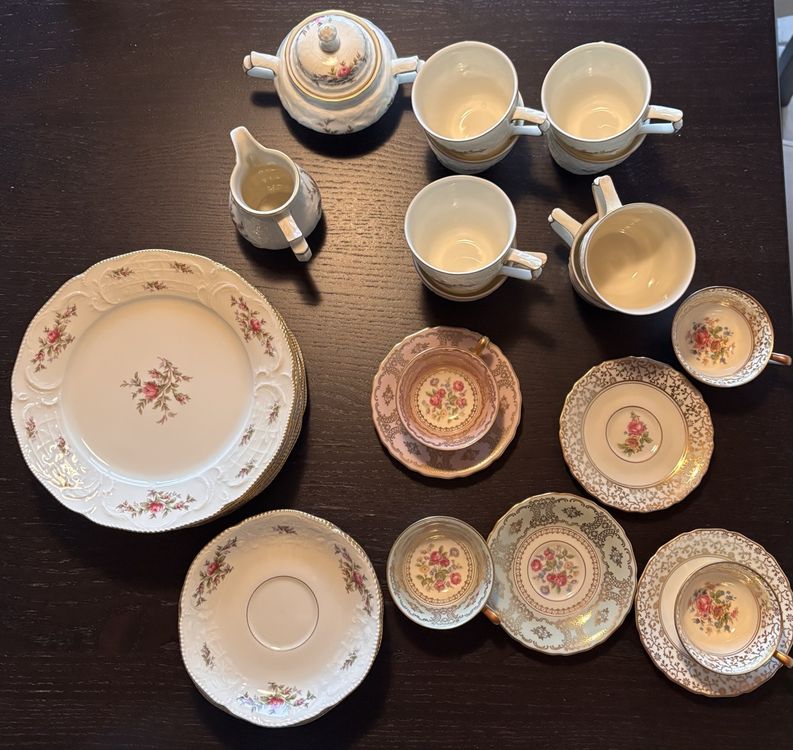 Antiker Kaffeeservice mit Goldrand und Rosenmuster (Gebraucht) in Rafz für CHF 60 – nur Abholung ...
