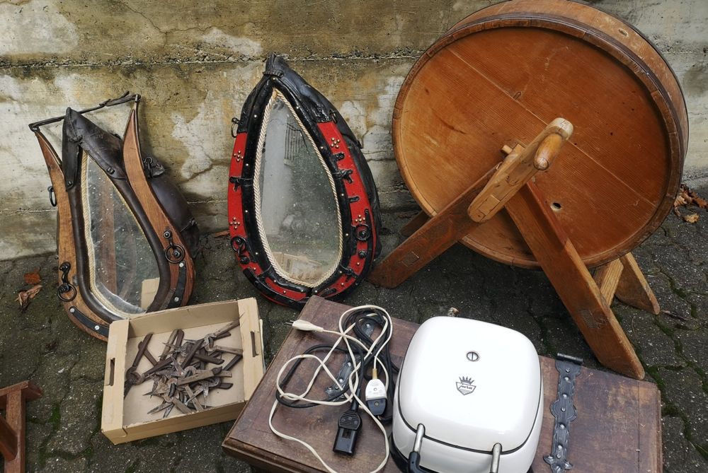 Lot ancien, fer à bricelets Jura, rouet, baratte, miroirs (Gebraucht) in Conthey für CHF 650 ...
