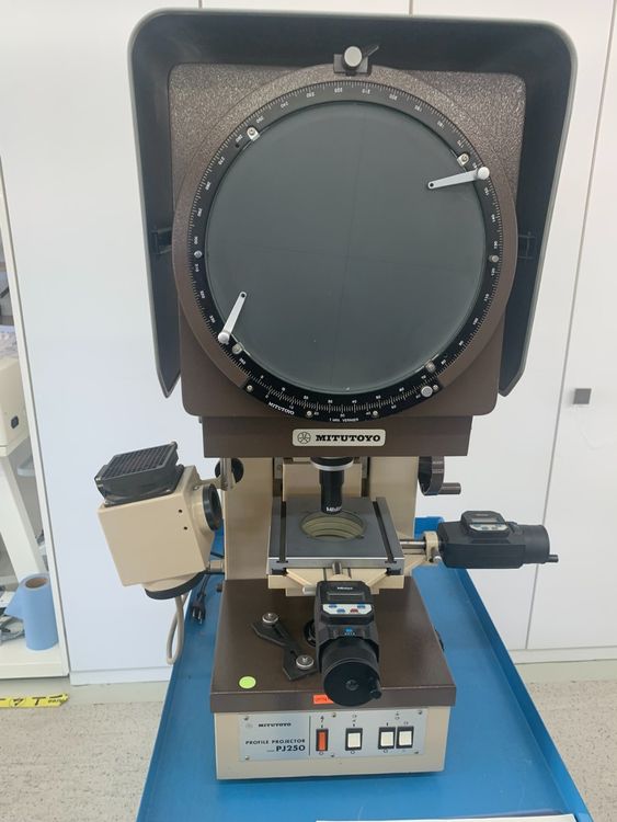 Messprojektor Mitutoyo PJ 250 | Kaufen auf Ricardo