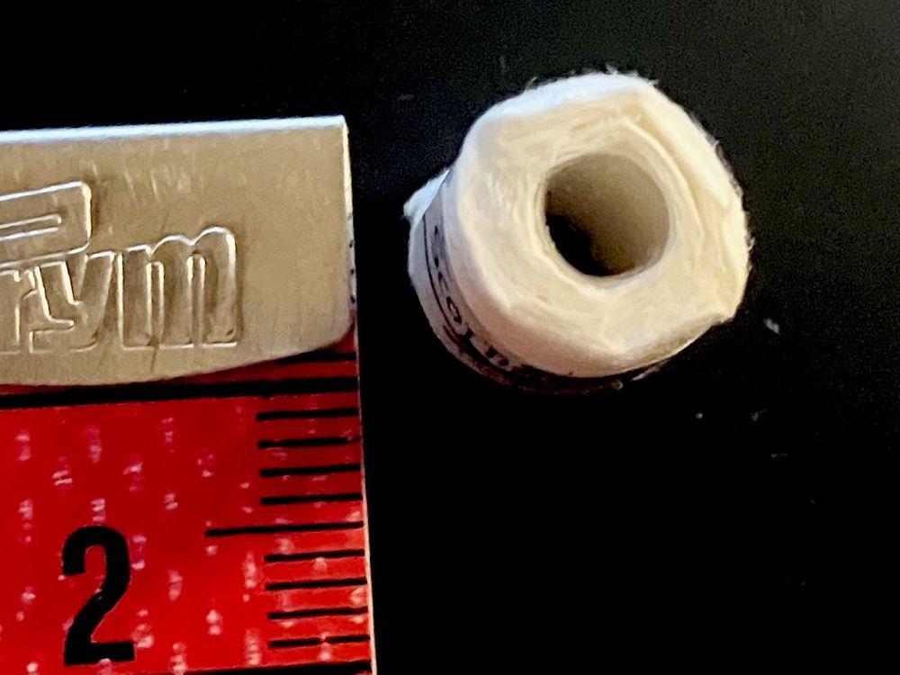 Toilettenpapier (weiss/blau) für die Puppenstube. NP 1.50. (Neu (gemäss ...