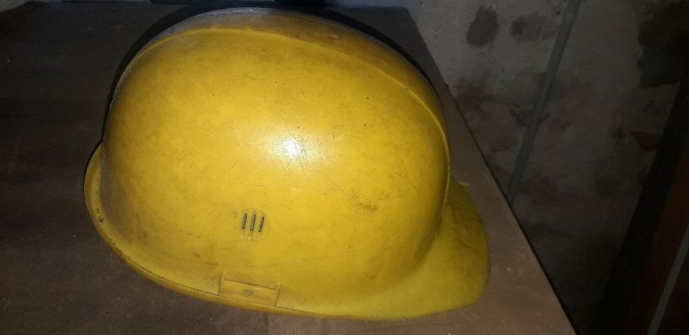 Gelber Bauhelm (Gebraucht) in Höri für CHF 6 – mit Lieferung auf ...