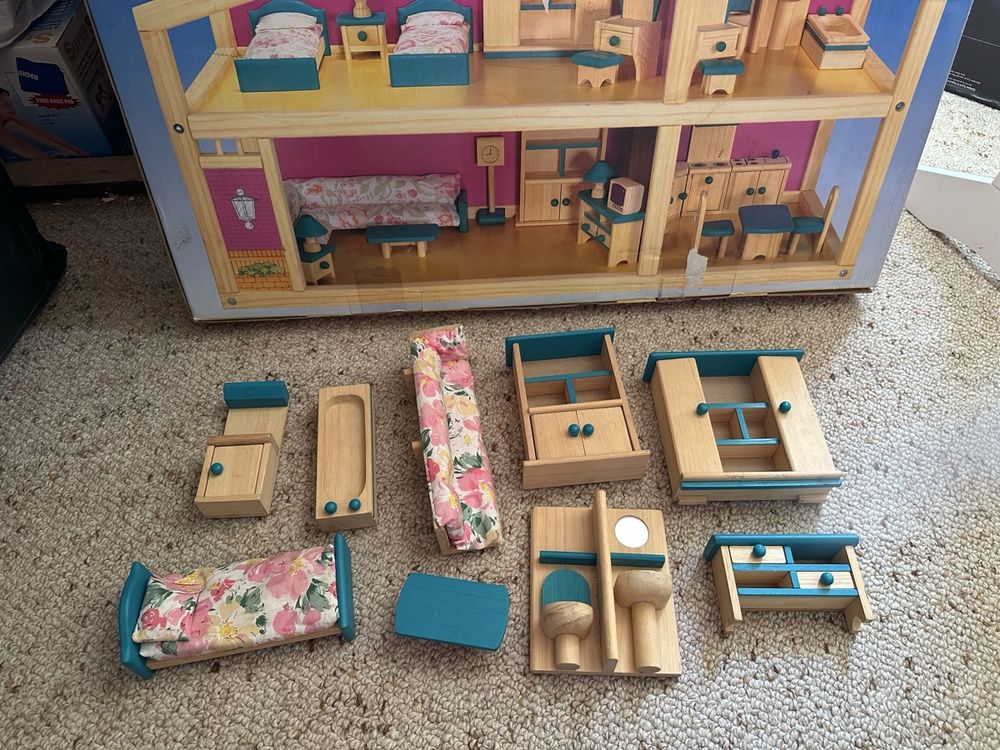 Wooden Dolls House with Furniture (Usato) a Muralto per CHF 20 – con ...