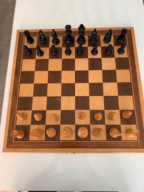 Schachbrett inkl. Figuren (Gebraucht) in für CHF 2 – mit Lieferung auf Ricardo kaufen