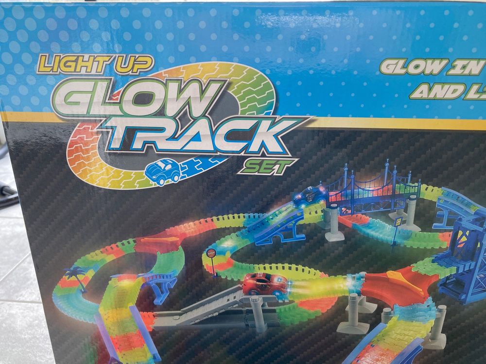 Glow Tracks Rennbahn XL Set und zusätliches Auto (Gebraucht) in ...