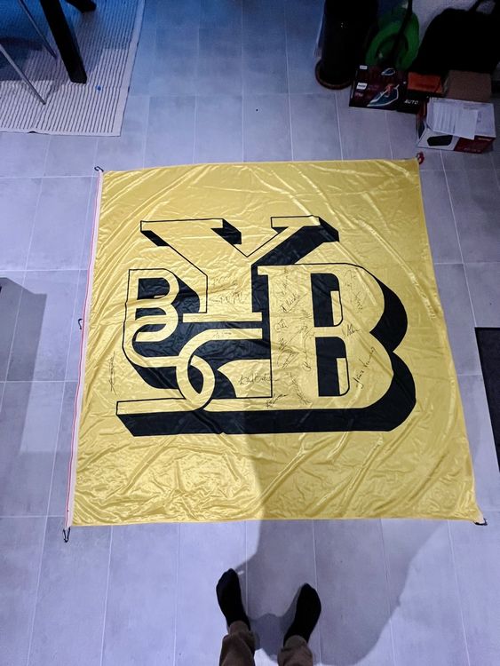 YB Sportfahne 2x2 Meter mit Unterschriften (Gebraucht) in Oberburg für CHF 76 – mit Lieferung ...