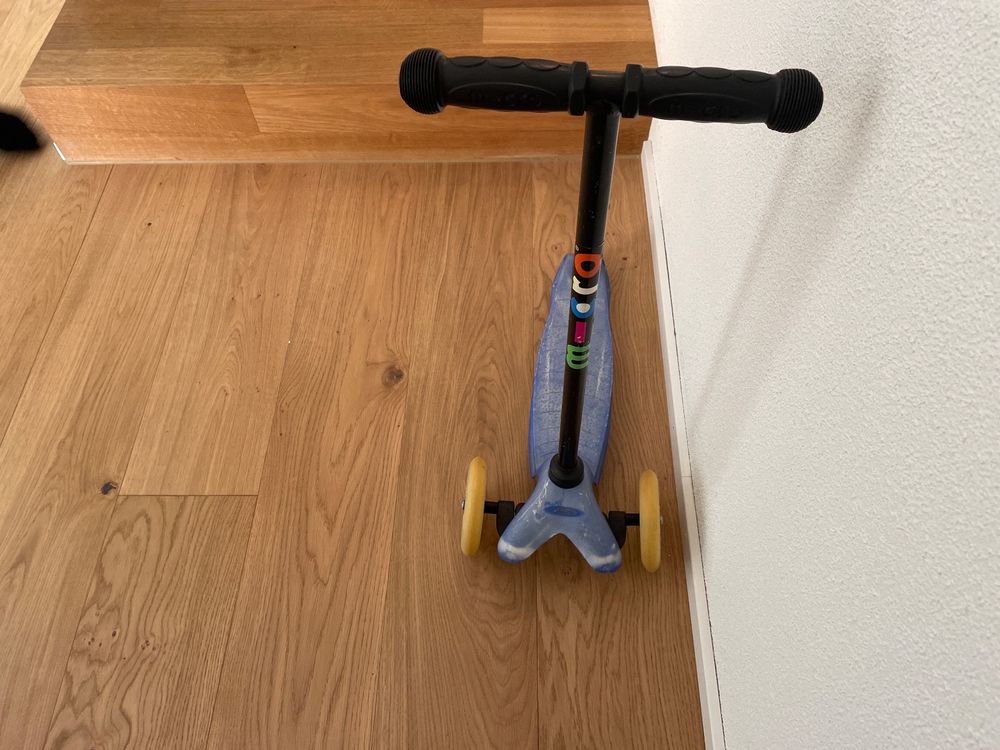 Micro roller Kinder trotti blau mit LED leuchträder (Gebraucht) in ...