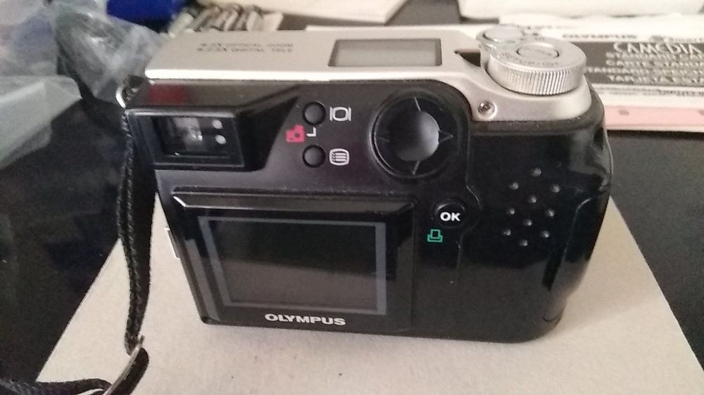 Olympus C-2000 Zoom Digital Camera (Gebraucht) in Biel/Bienne für CHF ...