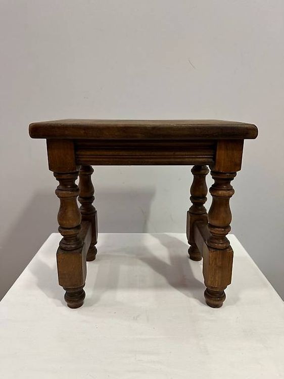 Vintage-Hocker aus Massivholz mit gedrechselten Beinen (Gebraucht) in ...