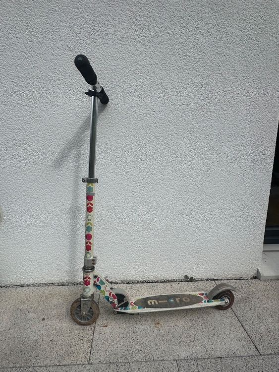 Micro Scooter Trottinett weiss mit Blumen (Gebraucht) in Bönigen für CHF 1 – nur Abholung auf ...