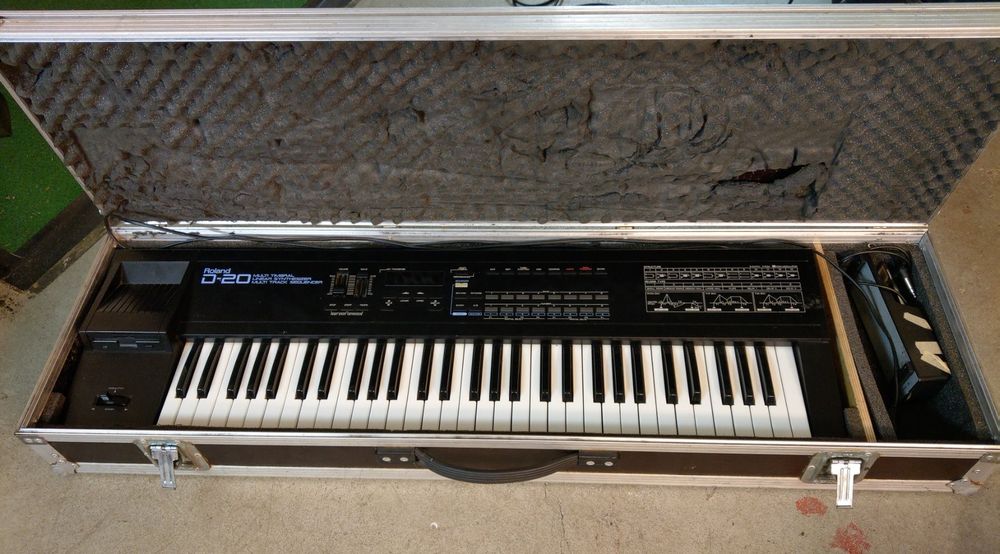 Roland D-20 mit einem alten Case | Kaufen auf Ricardo