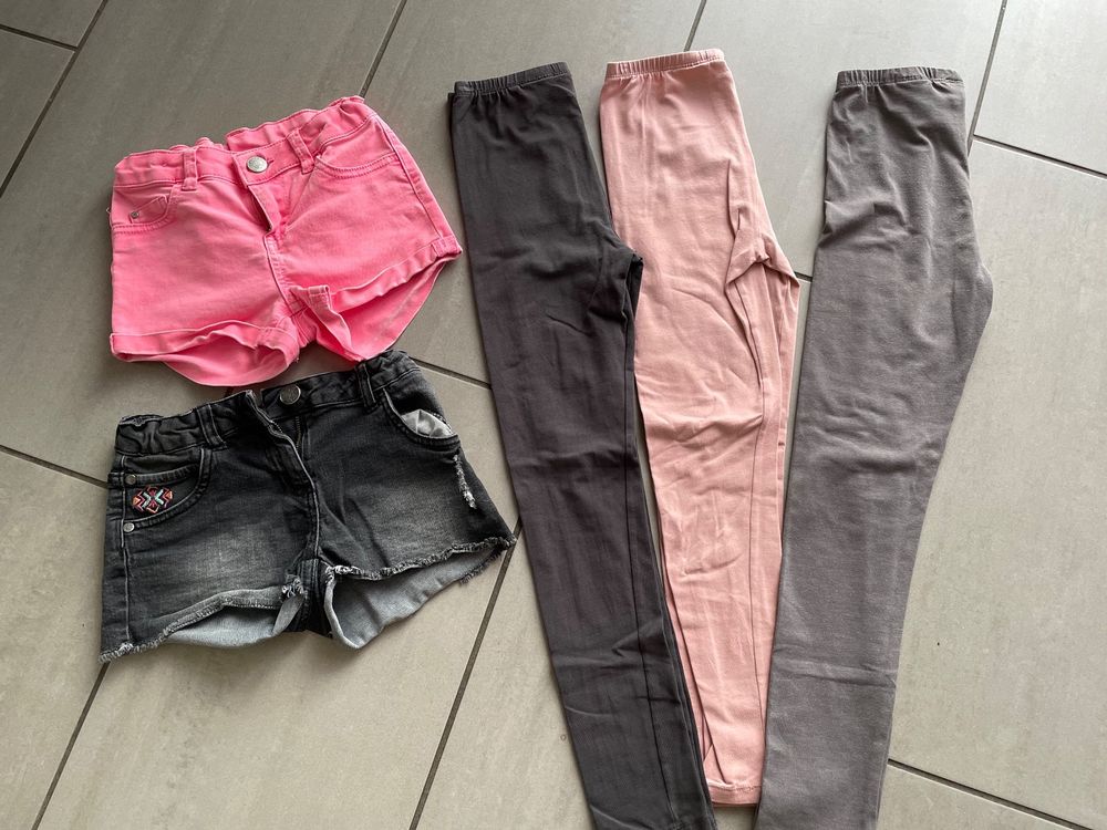 Hosen Gr. 134 (Gebraucht) in Hinwil für CHF 6 – mit Lieferung auf ...