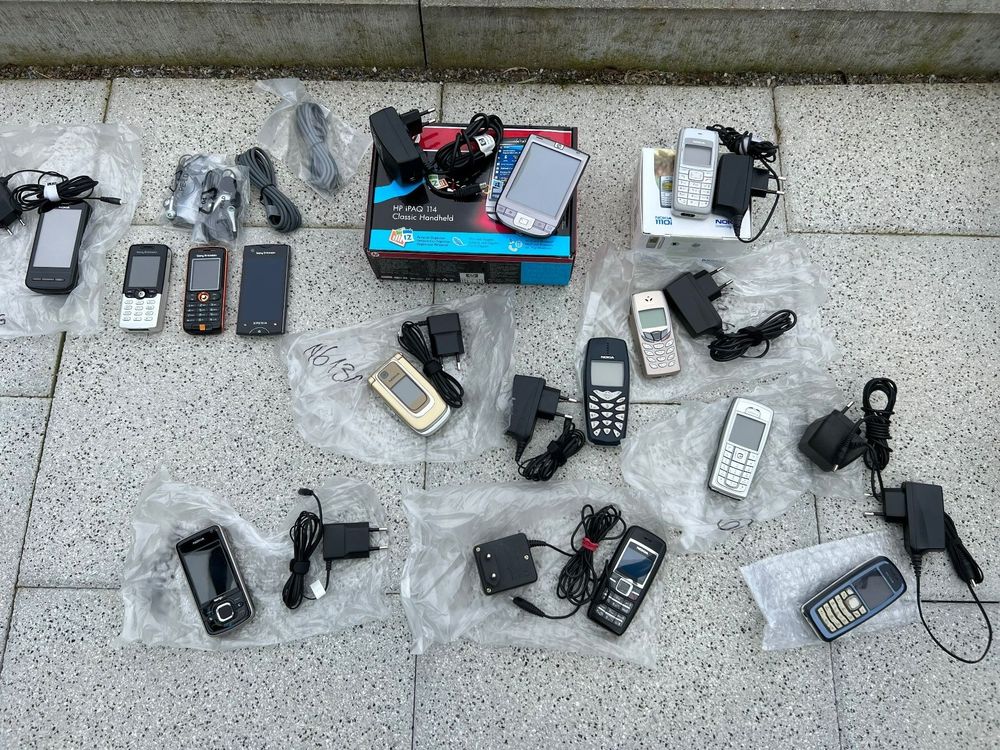 Lot an Handy's und frühe Handhelds: Nokia, SonyEricsson, HTC (D ...