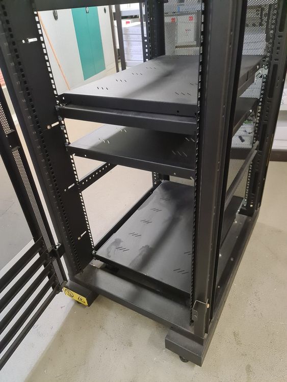 IBM Server Rack 42HE (Gebraucht) in für CHF 1 – nur Abholung auf ...