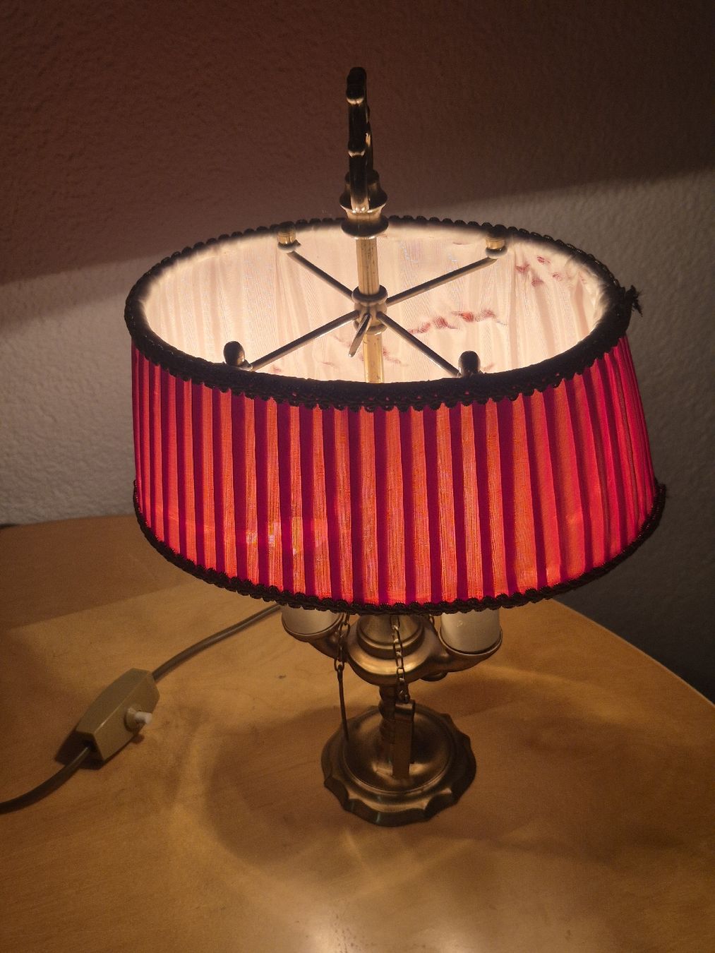 Vintage Tischlampe mit rotem Plissee-Schirm – Messingfuss (Gebraucht ...