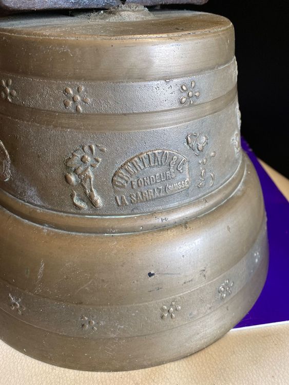 Ancienne cloche de vache en laiton avec ceinture en cuir (Gebraucht) in Le Brassus für CHF 85 ...