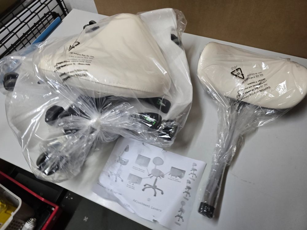 neuer Mimer Arbeitsstuhl in weiss ab 1.- (Neu (gemäss Beschreibung)) in KRINAU für CHF 1 – nur ...