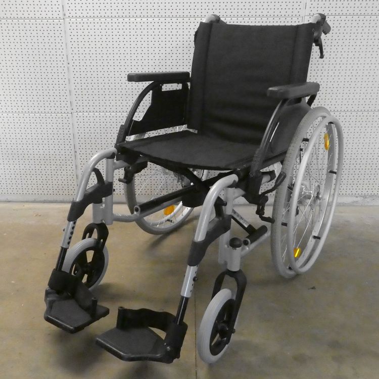 Rollstuhl Breezy, SB 45 cm, Zusatzbremsen, nur CHF 209 (Gebraucht) in Lengnau für CHF 209 – mit ...