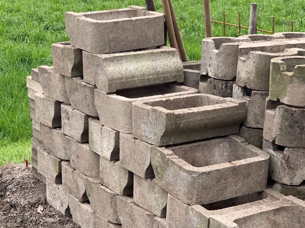 30 Böschungssteine / Pflanzsteine Beton (Gebraucht) in Benken SG für CHF 80 – nur Abholung auf ...