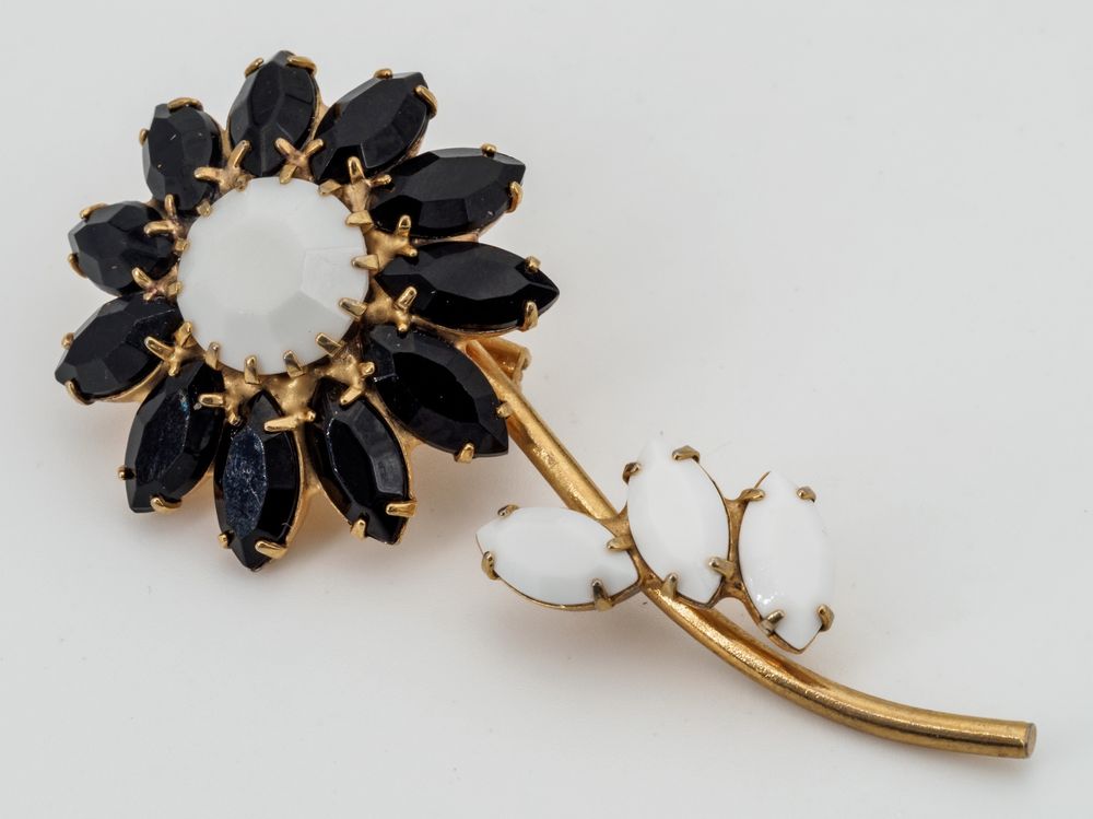 Vintage Brosche in Form einer Blume (Gebraucht) in Zürich für CHF 20 ...