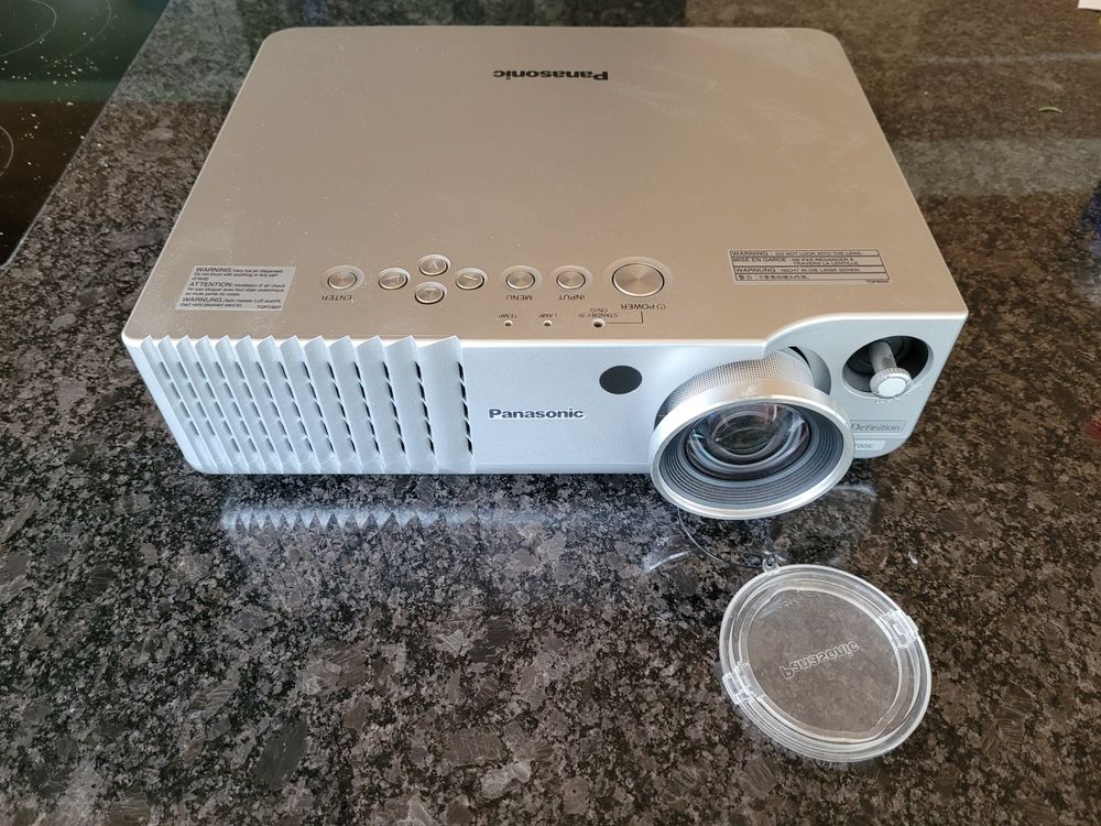 Beamer LCD-Projector Panasonic PT-AE700E | Kaufen auf Ricardo