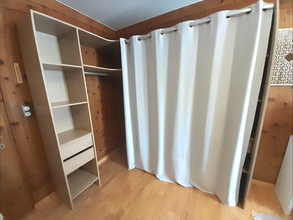 Ausziehbare Kleiderstange mit 2 Vorhängen – 205 cm (Gebraucht) in Zuoz ...