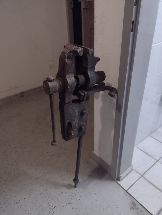 Vintage Heavy Duty Blacksmith Leg Vise - Abholung Zürich (Gebraucht) in ...