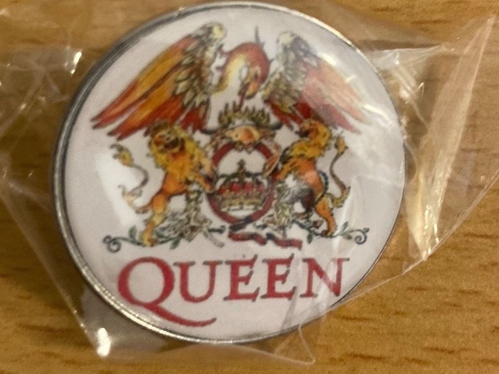 Queen Pin Anstecker Punk Metal Rock Band | Kaufen auf Ricardo