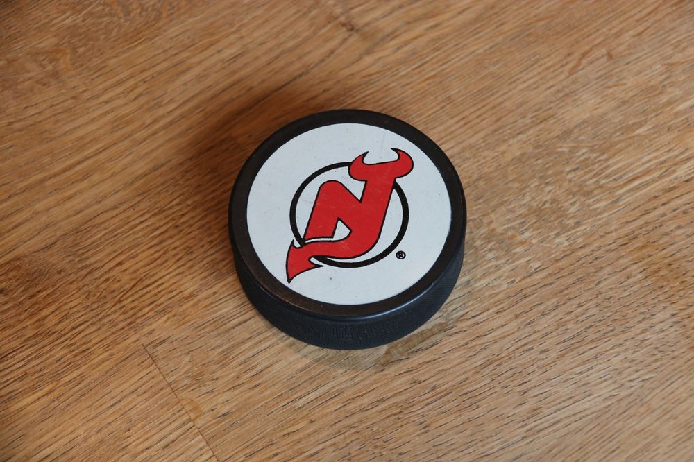 Eishockey Puck mit dem Logo der New Jersey Devils (Gebraucht) in ...