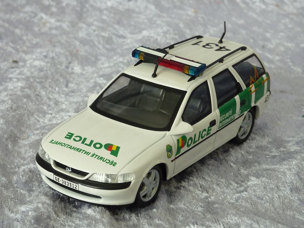Opel Vectra Caravan Police GE 383512 1:43 (Gebraucht) in Dürrenäsch für ...