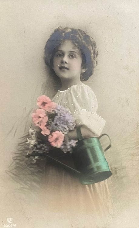 Antike AK Mädchen mit Blumen und Giesskanne 1909 (Gebraucht) in Root für CHF 1 – mit Lieferung ...