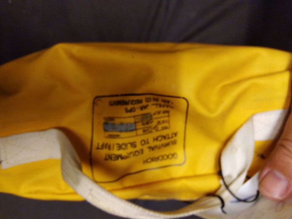 Aviatik Slide Raft Survival Kit aus A330-200 (CS-TOK) | Kaufen auf Ricardo