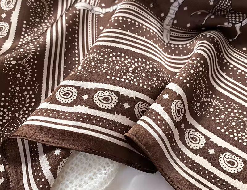 New 53cm Silk Scarf, Brown Horse Pattern 100% Pure Silk (Neu und originalverpackt) in Baar für ...