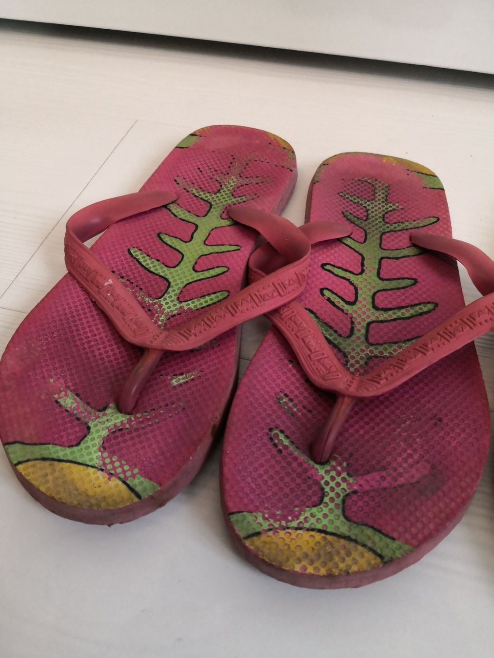 🤩2 STK: LEDER- & GUMMI FLIP-FLOPS SCHUHE DURCHGELAUFEN (Gebraucht) in ...