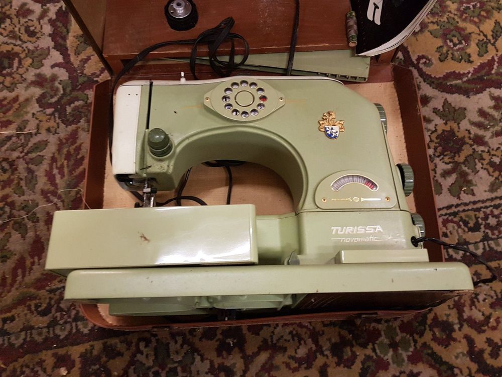 Turissa Nähmaschine Novomatic Made in Switzerland Dietikon (Defekt) in ...