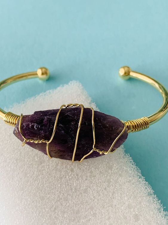 Armreif mit Amethyst Stein. Gold Farbe | Kaufen auf Ricardo