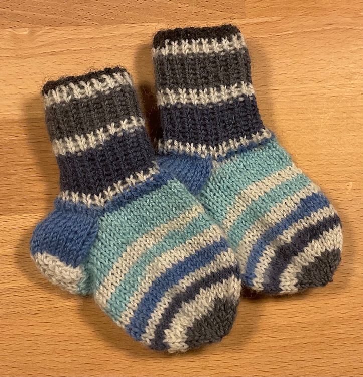 Bunte Babymütze & Söckli -👶🍼 - ab Geburt - im Set - NEU (Neu (gemäss Beschreibung)) in ...