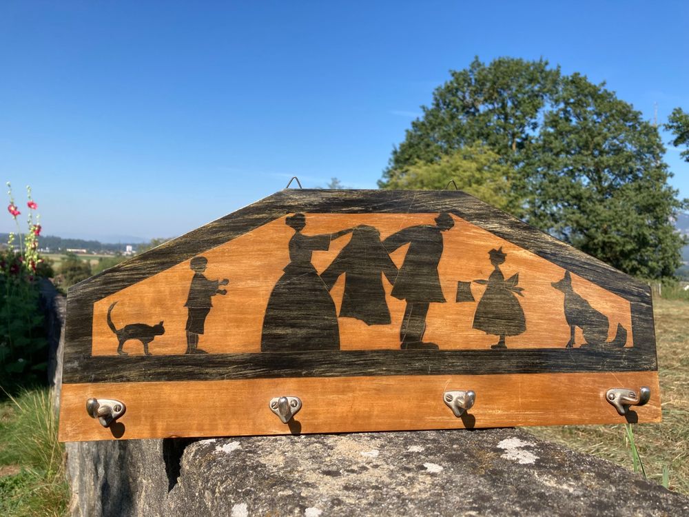 VINTAGE GARDEROBE HOLZ MIT INTARSIEN (Gebraucht) in Subingen für CHF 24 – mit Lieferung auf ...