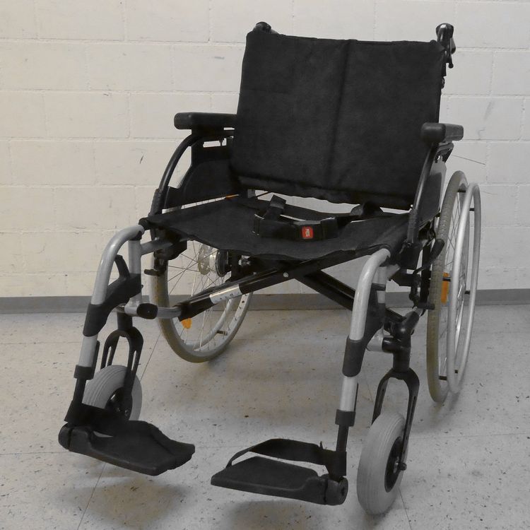 Rollstuhl Breezy SB 57 cm, bis 170 kg, nur CHF 309 (Gebraucht) in Lengnau für CHF 309 – mit ...