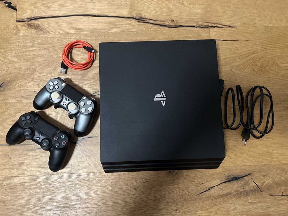 PlayStation 4 Pro 1TB mit 2 Controller - Top Zustand! (Gebraucht) in ...