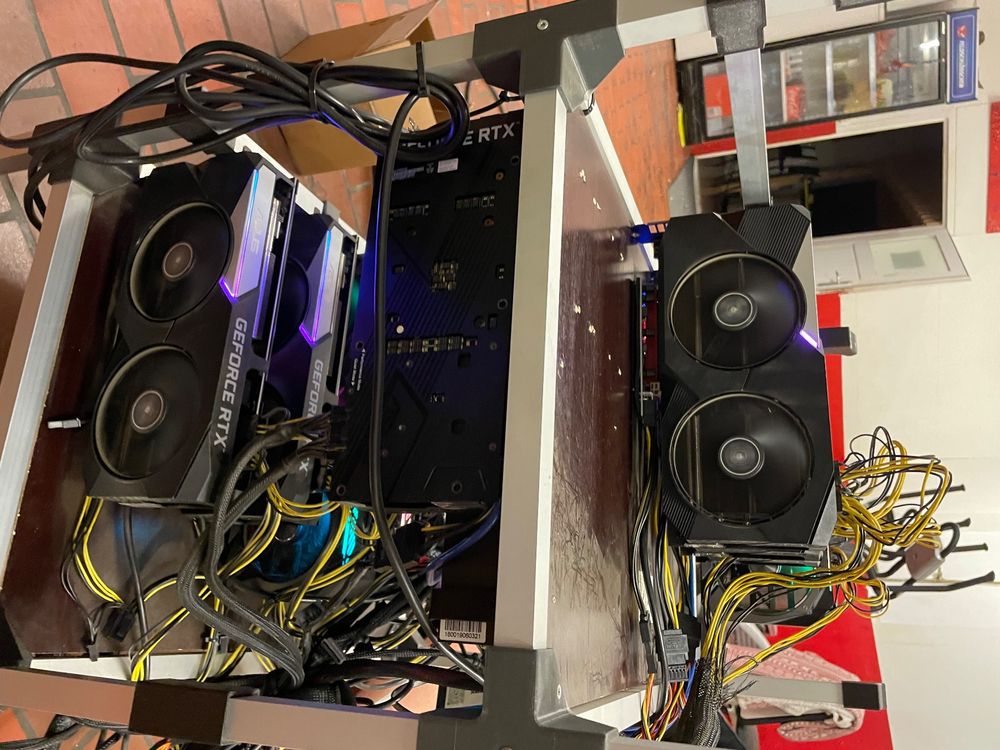 Mining Rig 10 x 3070 GPU‘S / + Teile aus 3 Drucker (Gebraucht) in ...