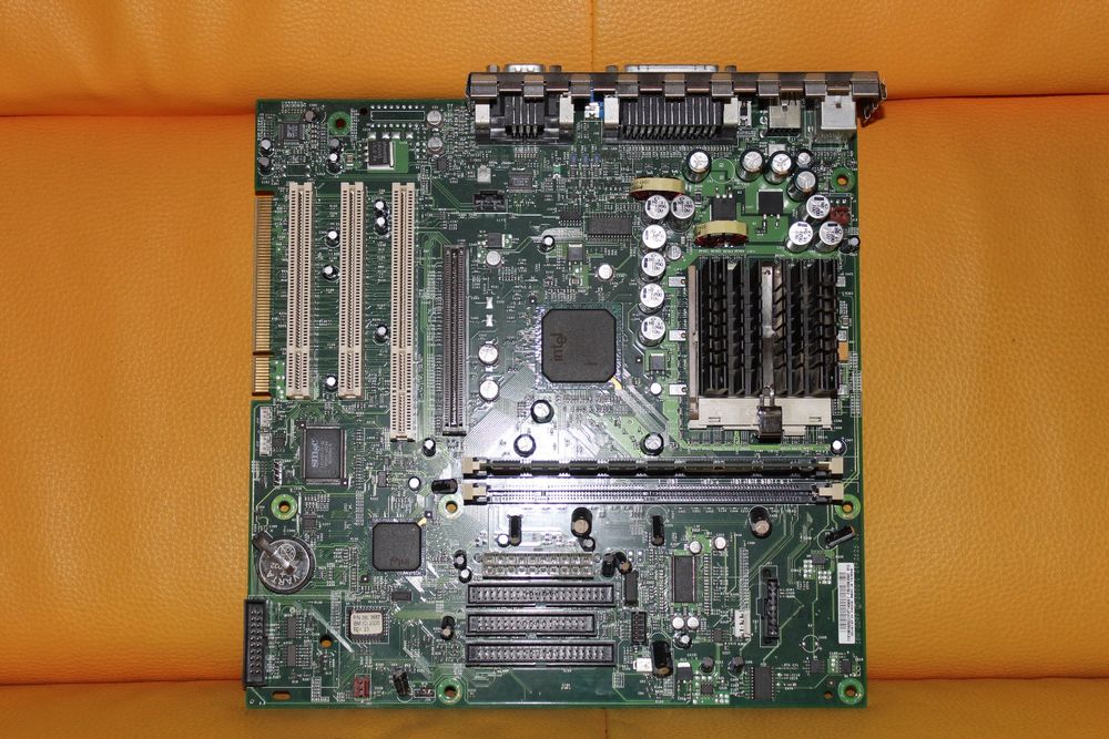 Socket 370 Intel 815 Mainboard mit CPU und RAM (Gebraucht) in Niederbipp für CHF 4 – mit ...