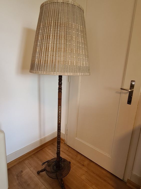 Antike Stehlampe mit Gravierungen (Gebraucht) in Spiez für CHF 1 – nur Abholung auf Ricardo kaufen
