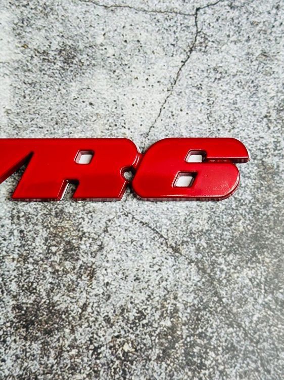 VW VR6 Emblem Schriftzug Logo aus Metall NEU Rotmatt | Kaufen auf Ricardo