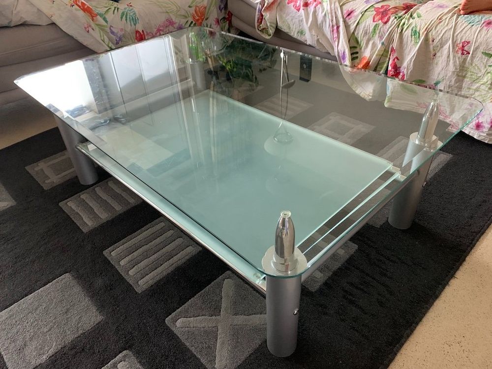 Salontisch mit Ablagefläche (Gebraucht) in Cham für CHF 1 – nur Abholung auf Ricardo kaufen