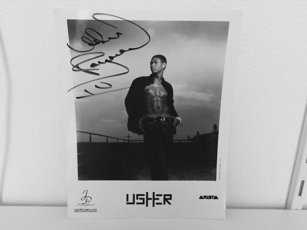 Usher, Original Autogramm auf schwarz/weiss Foto, 2002 | Kaufen auf Ricardo