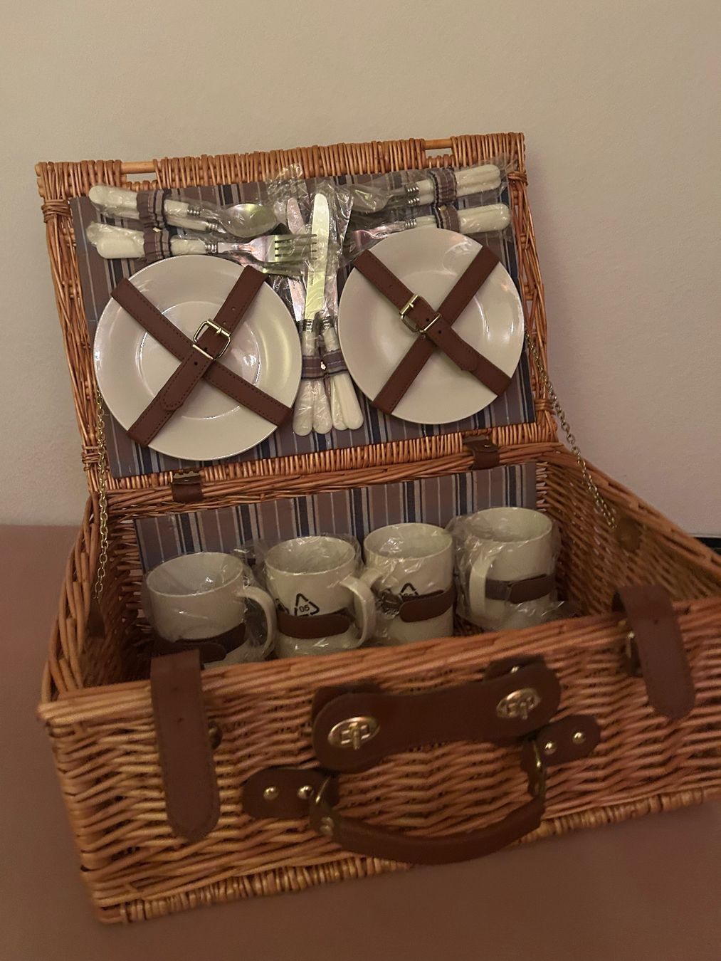 Neuer Picknick Korb mit Teller, Besteck und Tasse für 4 Pers (Neu ...