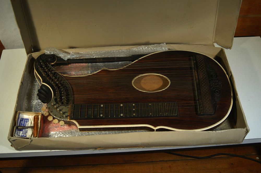 Antike Zither mit Notenbüchern, guter Zustand. (Gebraucht) in Herisau ...